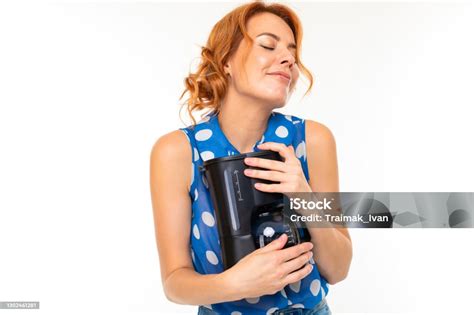 명랑 한 여자 와 공정한 빨간 머리 청소 흰색 배경에 고립 된 그림 30 34세에 대한 스톡 사진 및 기타 이미지 30 34세 가정 생활 가정 주방 Istock