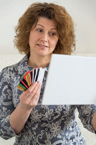 태블릿 Pc 컴퓨터 와 신용 카드여자 가정의 방에 대한 스톡 사진 및 기타 이미지 가정의 방 거실 고객 Istock