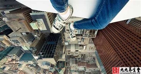 做梦高空坠楼有暗示？九大梦境背后的故事社会万象99养生堂