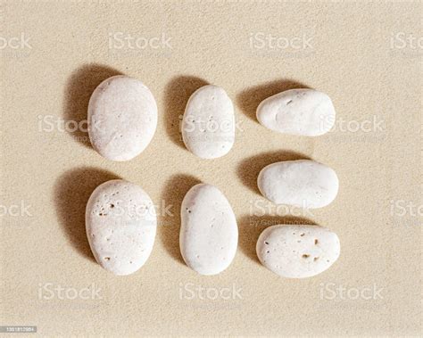 모래 질감에 조약돌 바다 돌을 클로즈업 한 패턴 천연 석상 중립 자연 색조의 정사각형 구성 최소한의 스타일 배경 0명에 대한