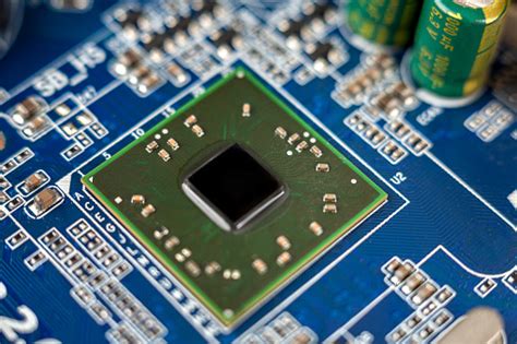많은 전기 요소 Cpu Gpu 전자 장치의 마이크로 칩 멀티 코어 멀티 스레드 프로세서 크리스탈이있는 컴퓨터의 칩 Cpu에 대한