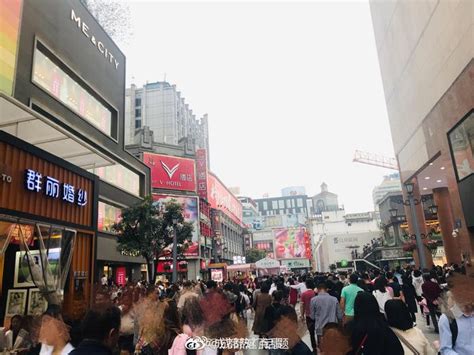 全是人从众众众！来感受下此刻的成都春熙路