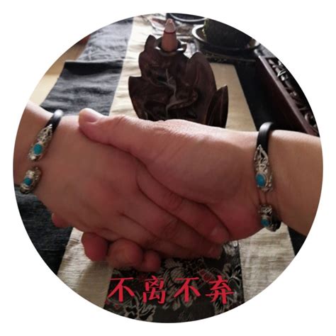 左手不离右手不弃图片 左手牵右手图片 一个人左手牵右手图片 大山谷图库
