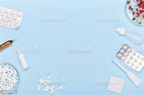 플랫 레이 의료용 알약 캡슐 당의정이 있는 물집 파란색 배경에 놓인 방울 및 앰플 광고 공간 복사 0명에 대한 스톡 사진 및 기타 이미지 Istock