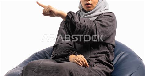 إيماءات وتعابير وجه تدل على الدهشة والتفاجؤ بورتريه لإمرأة عربية
