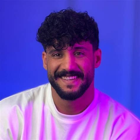 سخره نوردی با میمون میلاد بال داره به ما نمیگه 😂😂 بهرام ارشیا فان