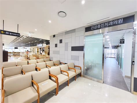 한국건강관리협회 🦷 칫솔질 언제 해야하나요 ⠀⠀ 충치와 잇몸병을 예방하려면 불소가 들어있는 치약을 이용해 치아와 잇몸에 붙어 있는 세균을 제거해야 합니다