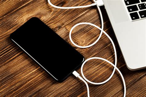 휴대 전화와 노트북을 연결하는 Usb 케이블 0명에 대한 스톡 사진 및 기타 이미지 0명 Usb 케이블 기어 기계 부분 Istock