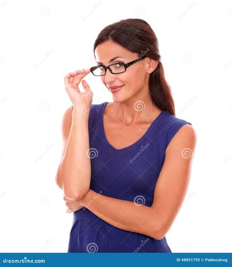 Mooie Vrouw Die Met Bril U Bekijken Stock Afbeelding Image Of Kleding