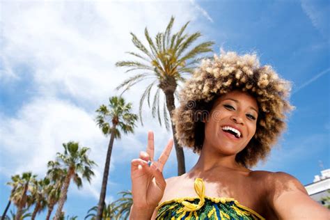 Mujer Joven Hermosa El Vacaciones En La Playa Que Toma El Selfie Y Que