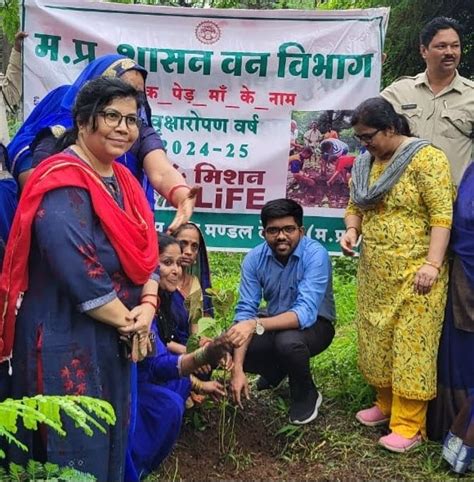 स्व सहायता समूहों की महिलाओं ने ‘एक पौधा मां के नाम अभियान के तहत