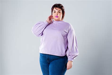 플러스 사이즈 모델 캐주얼 옷 뚱뚱한 여자에 회색 배경 곡선에 대한 스톡 사진 및 기타 이미지 곡선 과도 관능 Istock