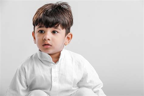 인도 의 작은 소년 에 전통적인 착용 과 표시 멀티 Pal 표현 Ganesh Chaturthi에 대한 스톡 사진 및 기타 이미지