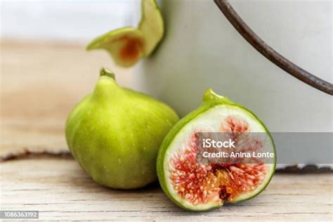 잘 익은 무화과 등분 및 고 대 백색에 나 멜 통 원시 나무 테이블에 골동품에 대한 스톡 사진 및 기타 이미지 골동품 껍질