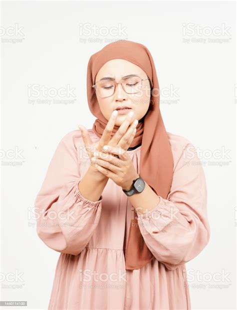 白い背景にヒジャーブを着た美しいアジア人女性の手に痛みを感じる 1人のストックフォトや画像を多数ご用意 1人 25 29歳