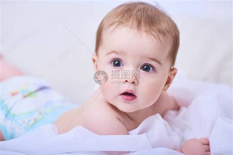 房间里床上可爱爬高清图片下载 正版图片502677450 摄图网