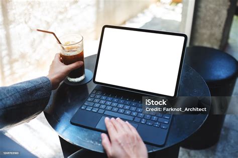 커피를 마시면서 컴퓨터 Pc로 빈 흰색 데스크톱 화면태블릿 터치 패드를 사용하고 만지는 여성 노트북에 대한 스톡 사진 및 기타 이미지 Istock