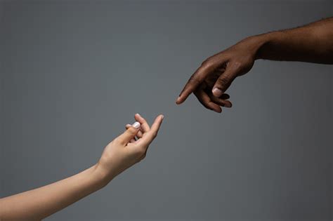 인종적 관용 사회적 단합을 존중합니다 회색 스튜디오 배경에 고립 된 몸짓을 하는 아프리카와 백인 손 통일에 대한 스톡 사진 및