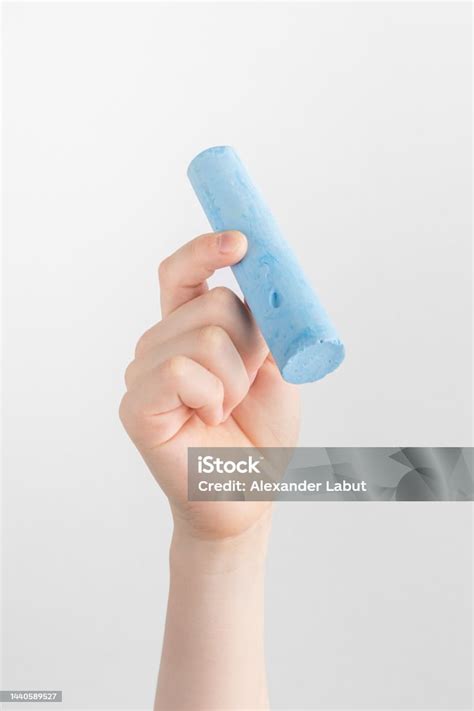 青いチョークを持つ子どもの手白とグレーの背景にコピー用スペース 1人のストックフォトや画像を多数ご用意 1人 アイデア ウクライナ