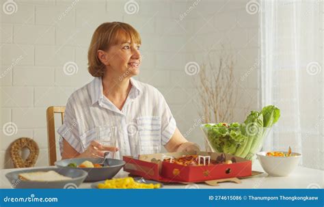Anciana Abuela Que Se Queda En Casa Sentada Sola En Una Mesa De Comer
