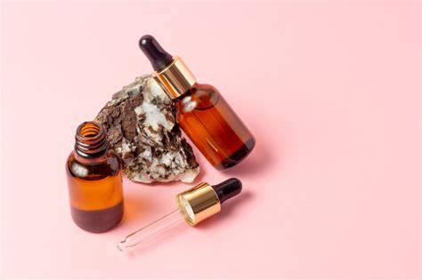 에센셜 오일과 화장품용 호박병이 돌 옆에 서 있습니다 분홍색 배경에 유리 병 드롭퍼 스프레이 병 천연 화장품 컨셉 0명에 대한 스톡 사진 및 기타 이미지 Istock