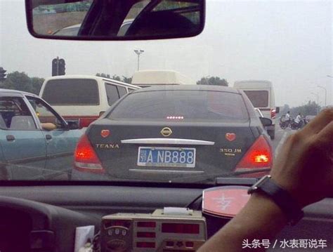 開車在路上偶遇一輛比亞迪，看到車牌後，奧迪車主忍不住笑了！ 每日頭條