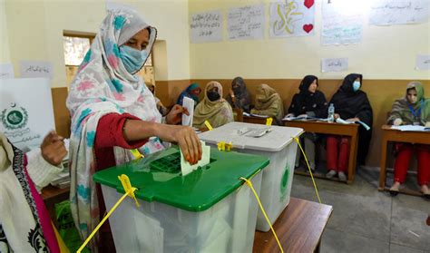 ضمنی انتخابات الیکشن کمیشن کا پولنگ ایجنٹس سے خالی فارم۔45 پر دستخط
