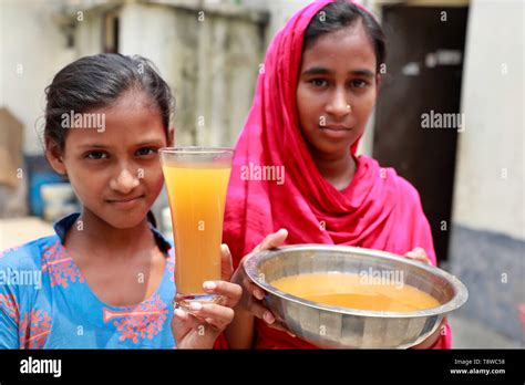 Dhaka Bangladesh May Two Bangladeshi Girls Show The Polluted Water Supplied By