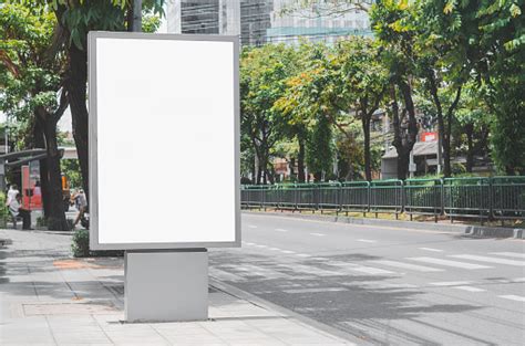 큰 빈 간판 흰색 Led 화면 수직 도시 측에서 뛰어난 도로 교통 디스플레이 광고 텍스트 템플릿 홍보 녹색 나무 빈티지 색상 톤 야외에서 새로운 브랜드 0명에 대한 스톡
