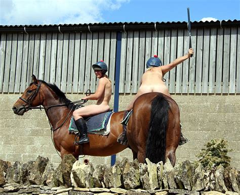 El Desnudo Total De Ocho Amazonas Para Un Calendario Ben Fico En Reino
