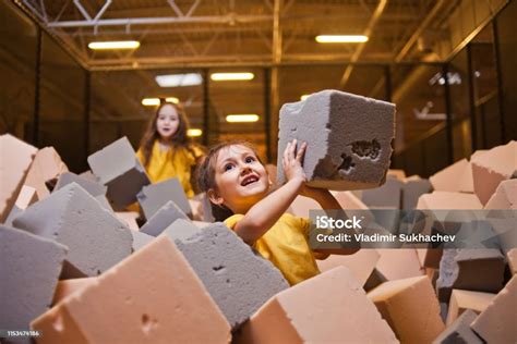 어린이 엔터테인먼트 센터에서 파를론 큐브가있는 마른 수영장에서 놀고 즐거운 시간을 보세요 아이에 대한 스톡 사진 및 기타 이미지 아이 공원 실내 Istock