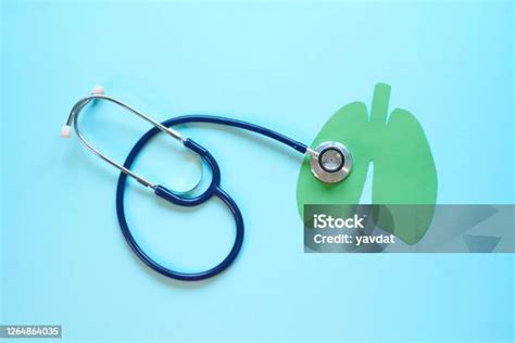 폐 건강 치료 의료 개념 폐의 실루엣과 파란색 배경에 청진기 호흡기 질환 폐렴 결핵 기관지염 천식 폐 농양의 개념 0명에 대한 스톡 사진 및 기타 이미지 Istock