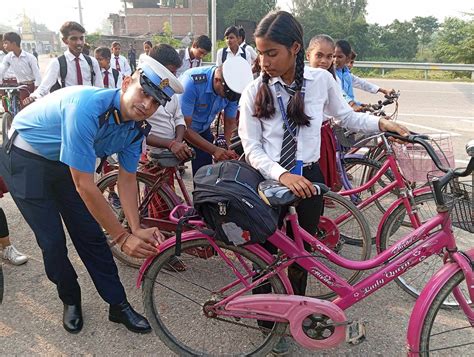 साइकलको पछाडि चम्किने स्टिकर टाँस्दै ट्राफिक प्रहरी अन्नपूर्ण पोस्ट्