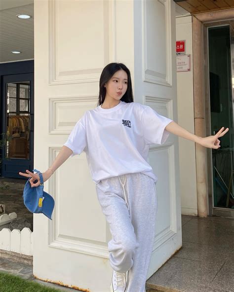 현이 광고 Beentrillkr 해시태그 오버핏 반팔 아이돌 반팔티로 유명한 빈트릴 여름코디 오버핏 반팔티 하나로