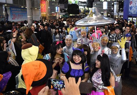 ハロウィーン：仮装した若者らでにぎわう 東京・渋谷 毎日新聞 東京 渋谷 仮装 ハロウィーン