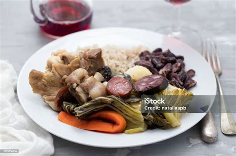 전형적인 포르투갈 요리 삶은 고기 훈제 소시지 야채와 흰 접시에 쌀 코지두 아 포르투게자에 대한 스톡 사진 및 기타 이미지