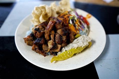 Nasi Kerabu 또는 Nasi Ulam 인기 있는 말레이 쌀 요리 나비완두콩 꽃의 꽃잎에서 발생 하는 쌀의 블루 색상