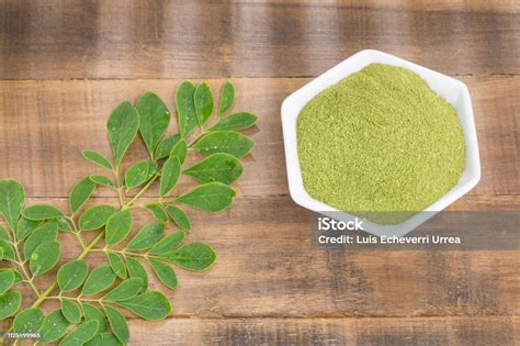 신선한 잎과 Moringa 가루moringa Oleifera입니다 0명에 대한 스톡 사진 및 기타 이미지 0명 가루로 빻은