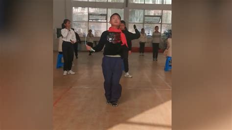 独臂男孩将跳绳系衣袖完成体测，网友：在他眼中看到了刚毅所有人澎湃新闻 The Paper