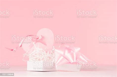부드러운 빛 파스텔 핑크 색상의 발렌타인 데이 장식과 선물 심장 리본과 흰색 나무 테이블에 활 선물 상자 클로즈업 가벼운에 대한