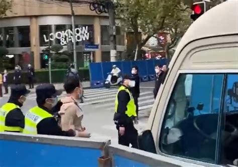 上海「烏魯木齊中路」今豎起高牆 警方突逮多名路人 太報 Taisounds