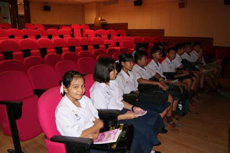 คณะครูและนักเรียน โรงเรียนเทพศิรินทร์ร่มเกล้า