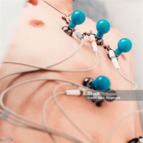 간호사는 심장 심장 사진 및 환자 심장 검사를 측정하기위한 의료 기기를 위해 환자를 준비합니다 간호사에 대한 스톡 사진 및 기타