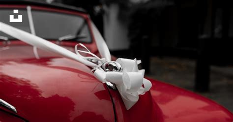 흰색 리본이 묶인 빨간 차 사진 Unsplash의 무료 영국 이미지