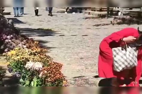 这是谁设计的鞋子，小姐姐走过来的那刻，原谅我不厚道地笑了！
