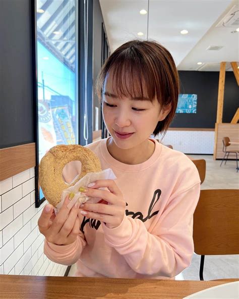 美濃越舞さんのインスタグラム写真 美濃越舞instagram「テニス後ランチで焼きたてパン😋🥐 幸せタイム🤍 テニス Tennis