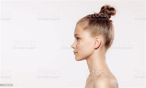 흰색 배경에 고립 된 잘 보관 된 피부를 가진 젊고 아름답고 건강한 소녀의 프로필보기 스파 수술 얼굴 리프팅 및 스킨 케어 컨셉
