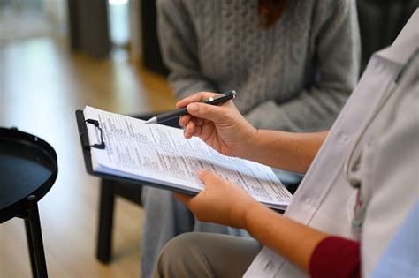 전문 정신과 의사가 진료실에서 환자와 함께 의료 양식을 검토하는 장면 20 24세에 대한 스톡 사진 및 기타 이미지 20 24세 2명 55 59세 Istock