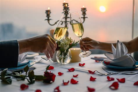 Pasangan Menikmati Segelas Anggur Cheers Di Restoran Saat Matahari