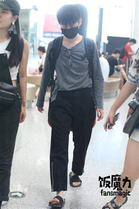 曾軼可穿拖鞋現身機場低頭狂走，網友：還以為是個帥氣小哥 每日頭條